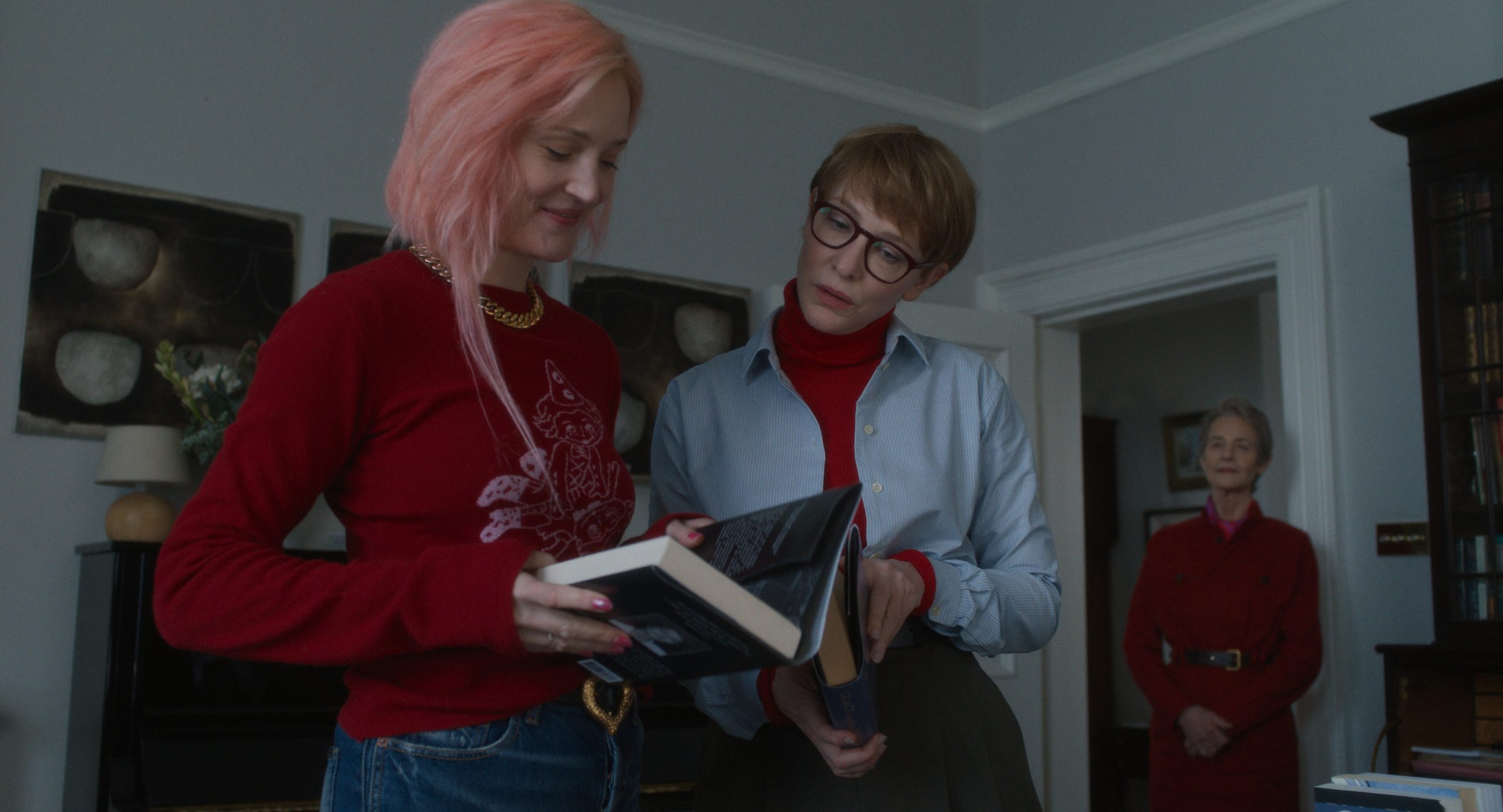 'Father Mother Sister Brother' Review - Three Families, One Shared Distance